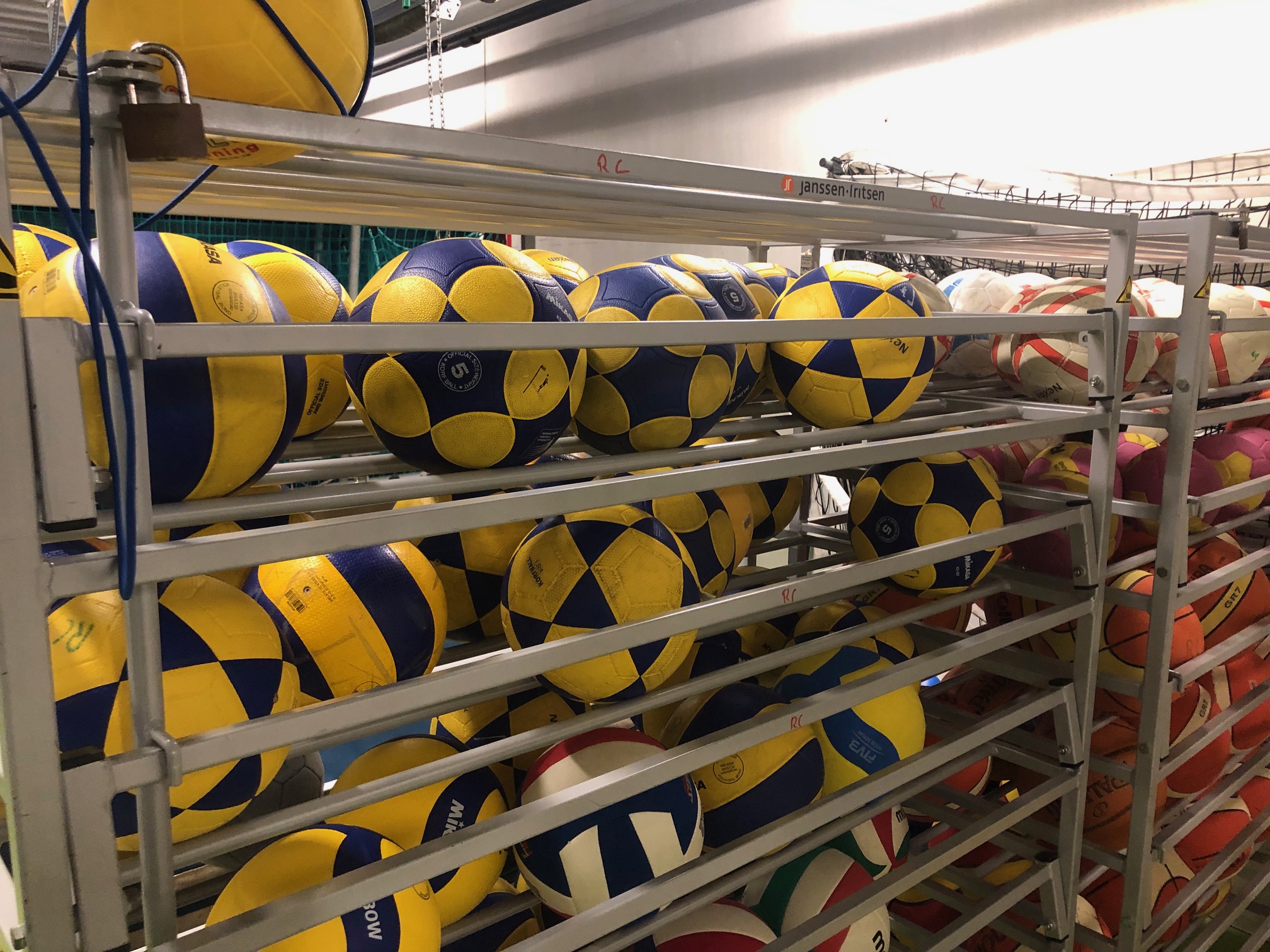 Goed opbergen! Geen ballen in de kleedkamers! | K.V. Koog-Zaandijk